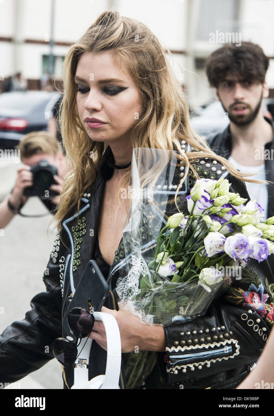 Milan Men's Fashion Week Spring/Summer 2017 - Versace - Outside ...