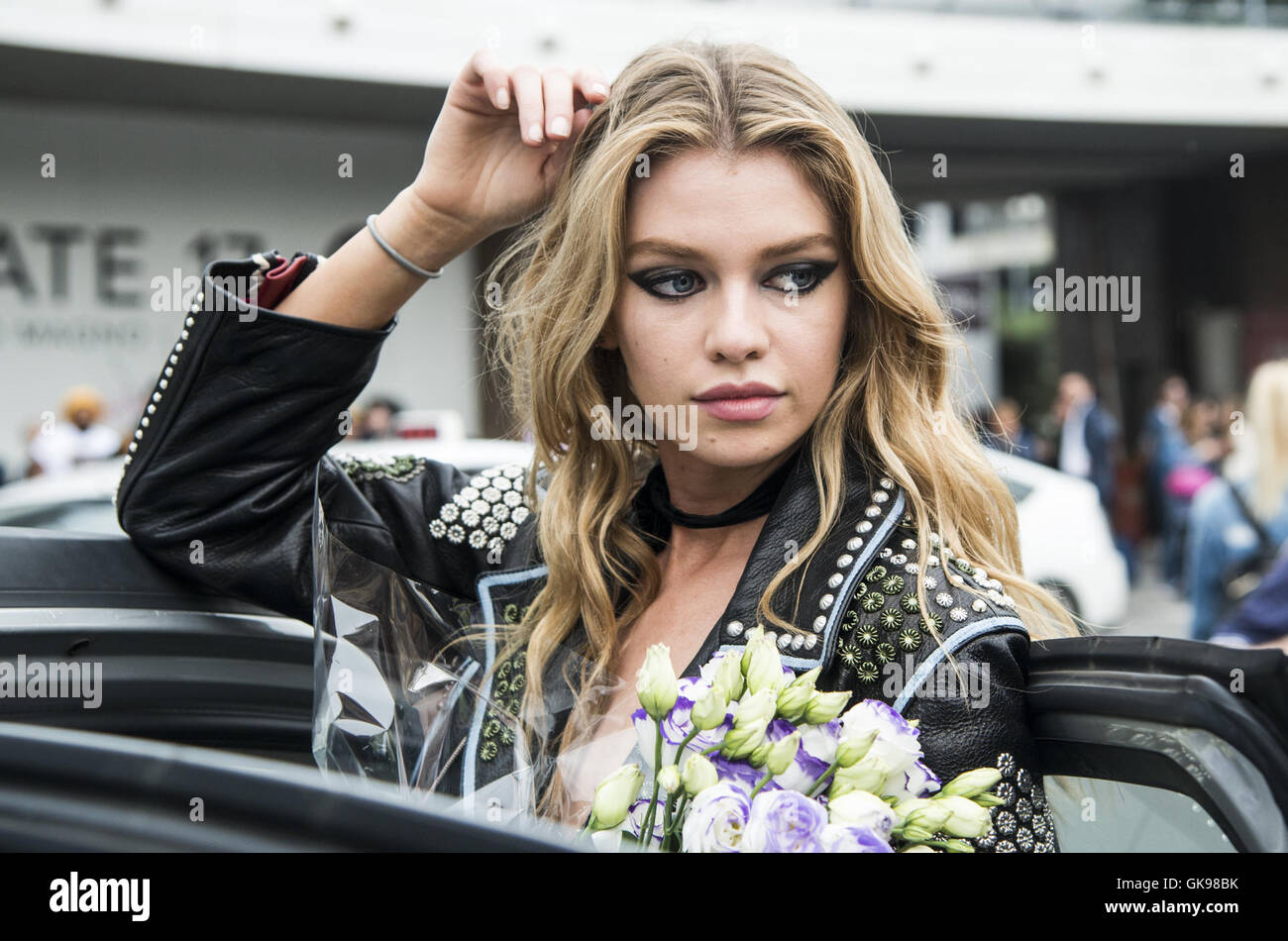 Milan Men's Fashion Week Spring/Summer 2017 - Versace - Outside ...