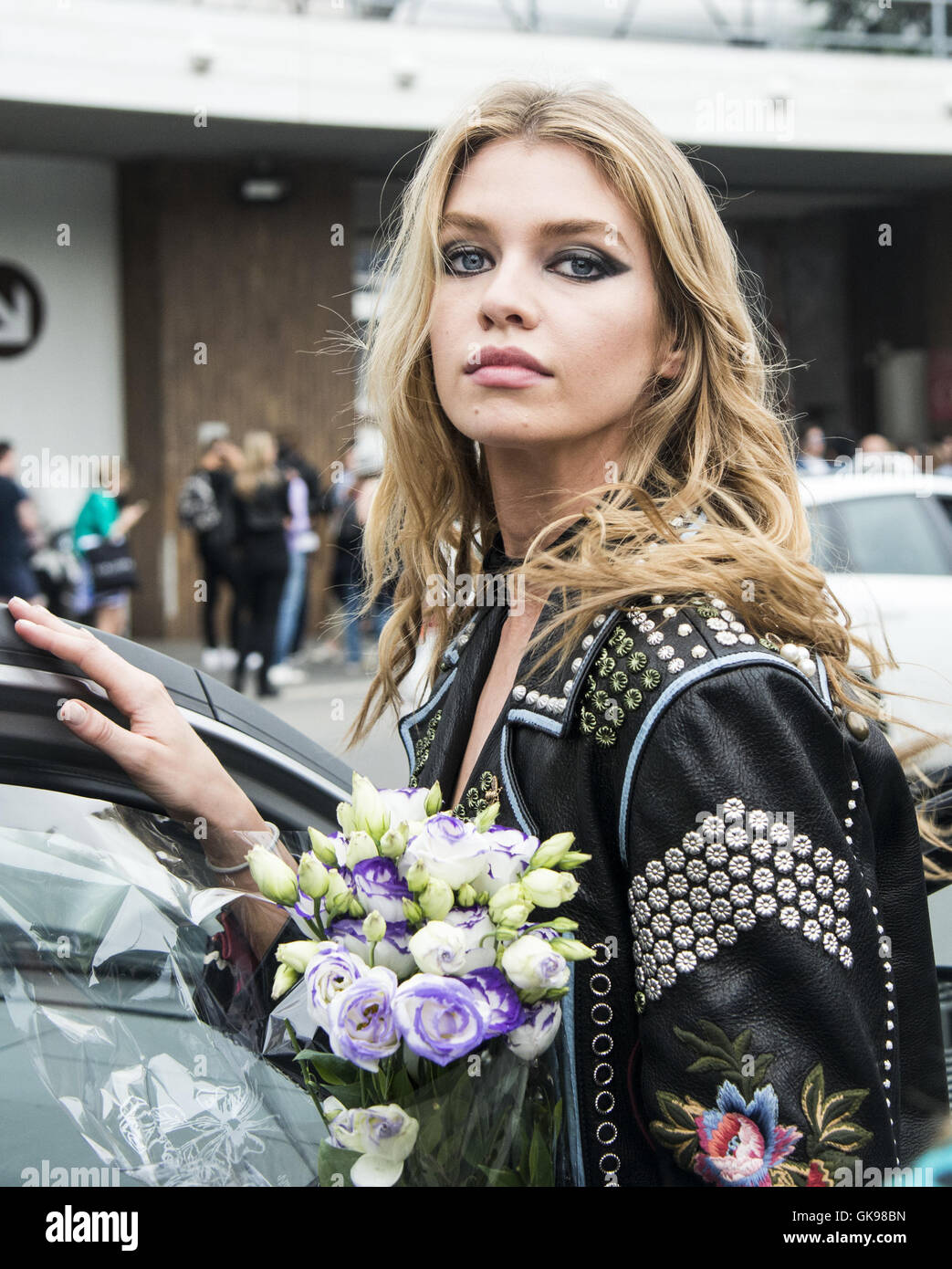 Milan Men's Fashion Week Spring/Summer 2017 - Versace - Outside ...