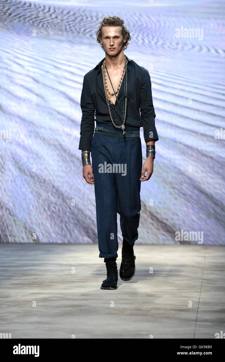 Milan Fashion Week Men's Spring/Summer 2017 - DAKS - Catwalk Featuring ...