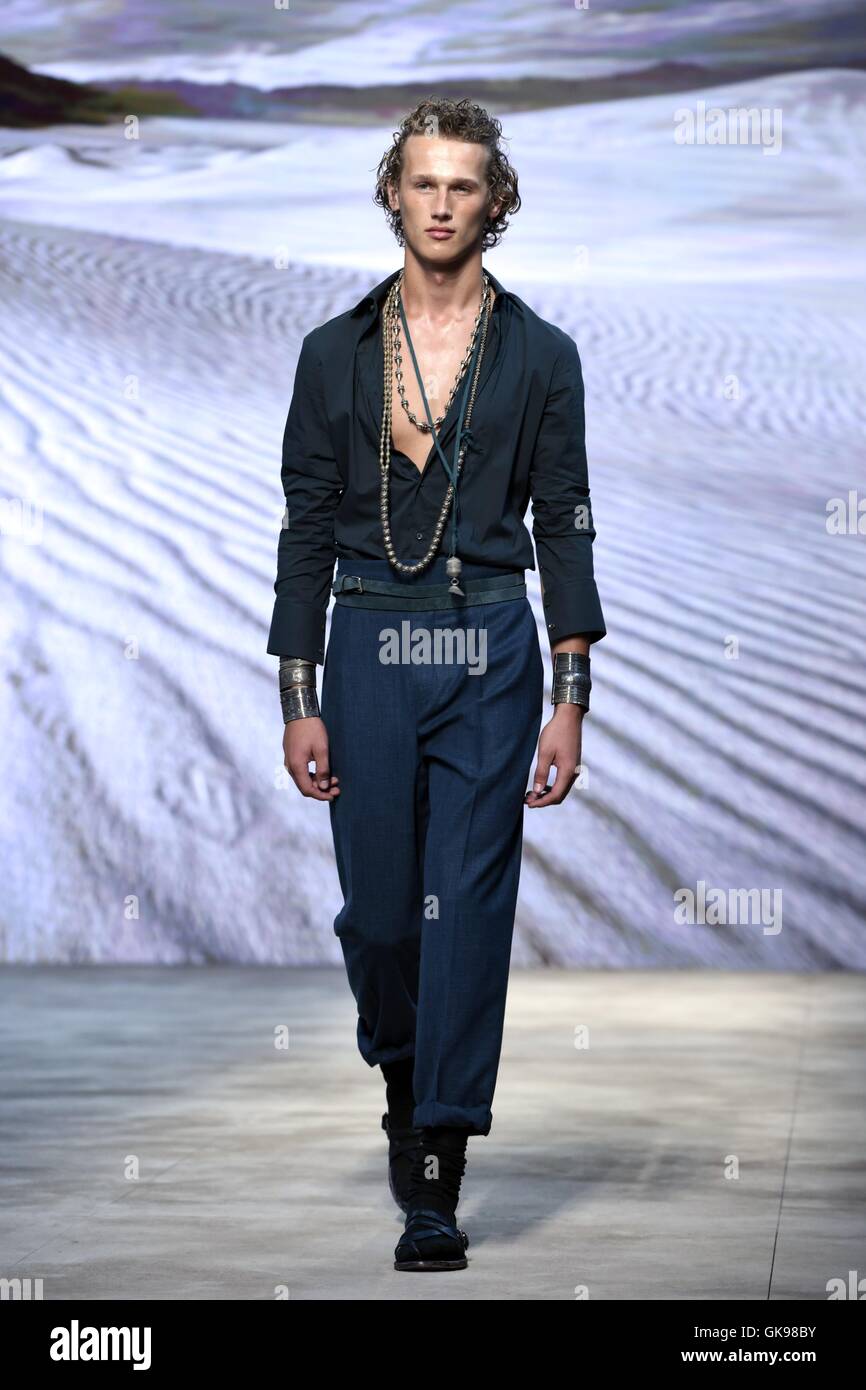Milan Fashion Week Men's Spring/Summer 2017 - DAKS - Catwalk Featuring ...