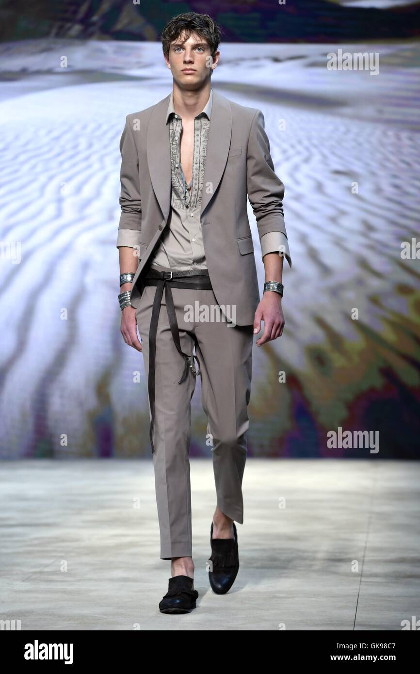 Milan Fashion Week Men's Spring/Summer 2017 - DAKS - Catwalk Featuring ...