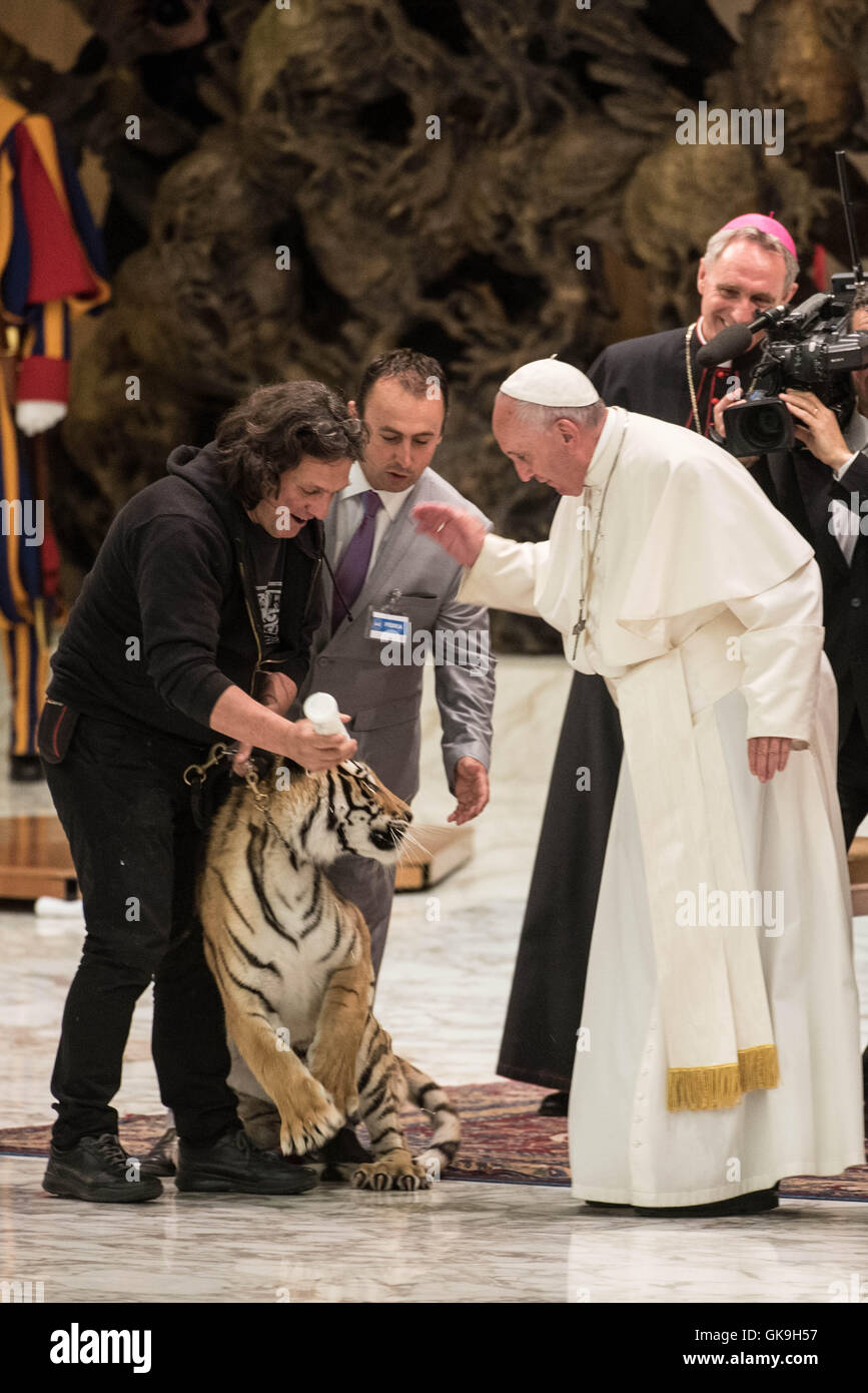 The 'World of Travelling Shows' visit Pope Francis at Paul VI Hall in ...