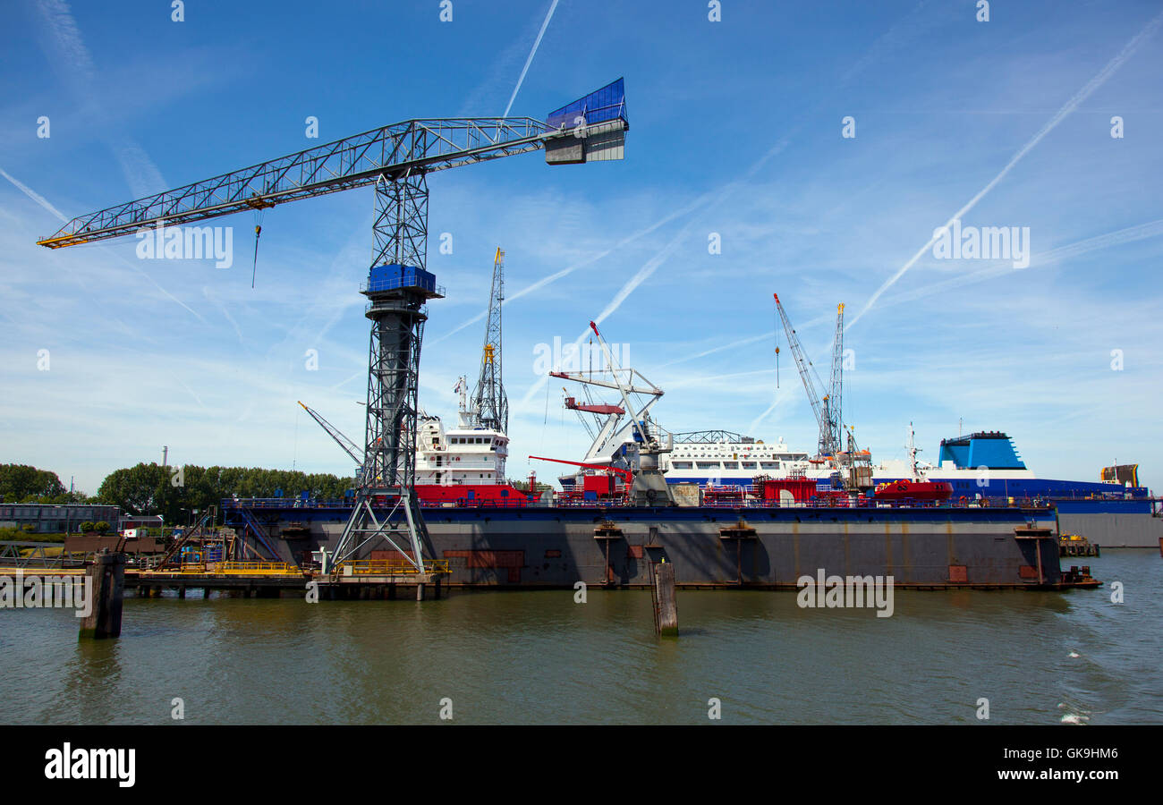 Ship dockyard workers hi-res stock photography and images - Alamy