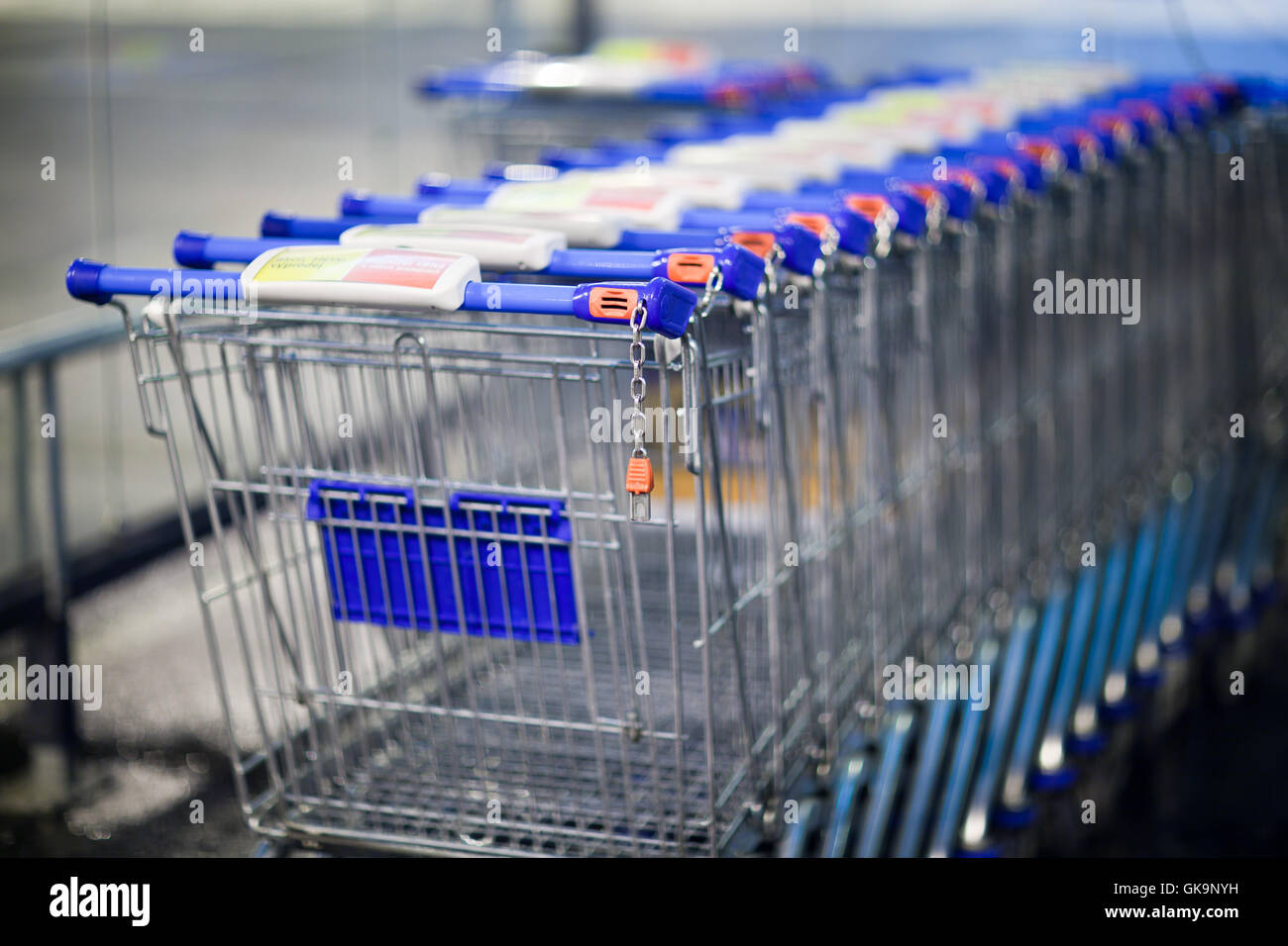 Supermarket trolley hi-res stock photography and images - Alamy