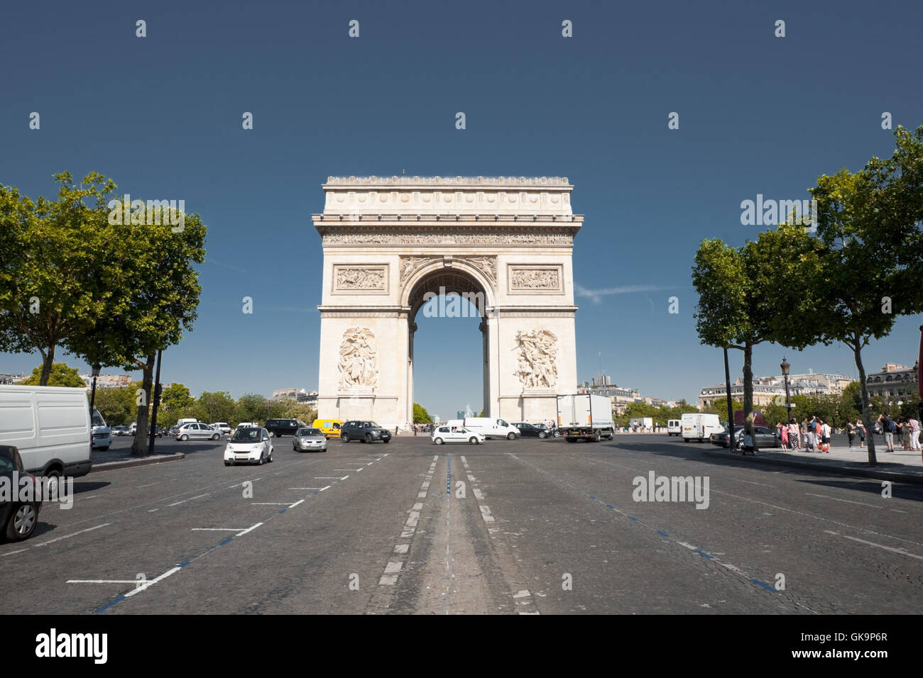 Road centered hi-res stock photography and images - Alamy