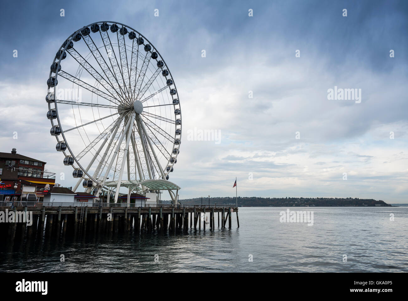 Seattle Ferris wheel, the waterfront and skyline Stock Photo - Alamy