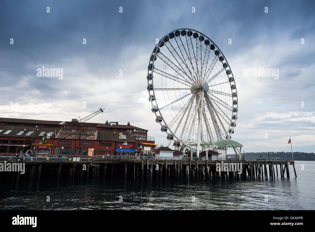 Seattle Ferris wheel, the waterfront and skyline Stock Photo - Alamy