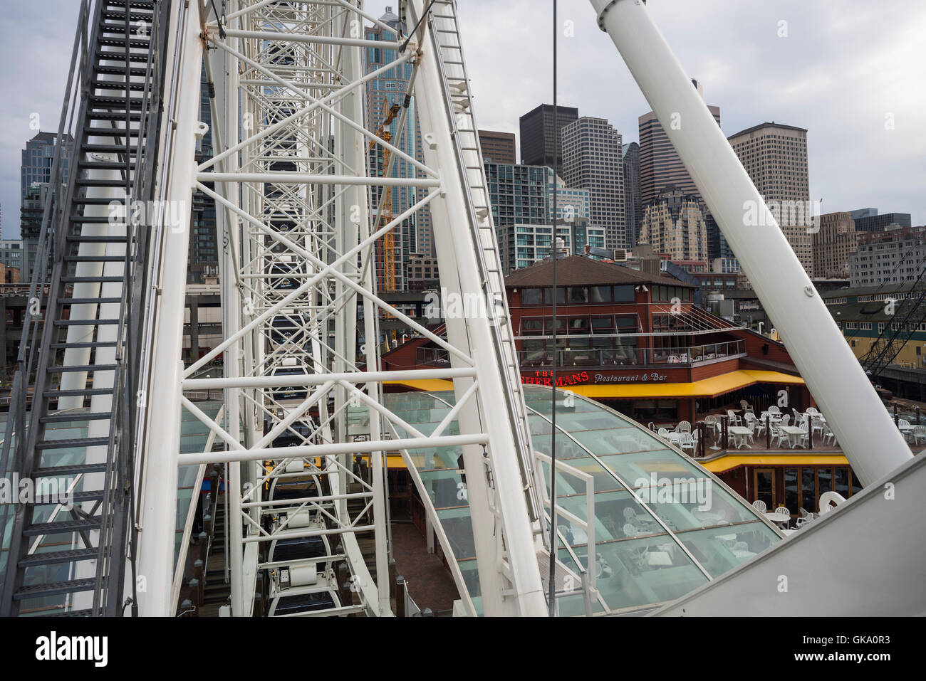 Seattle Ferris wheel, the waterfront and skyline Stock Photo - Alamy