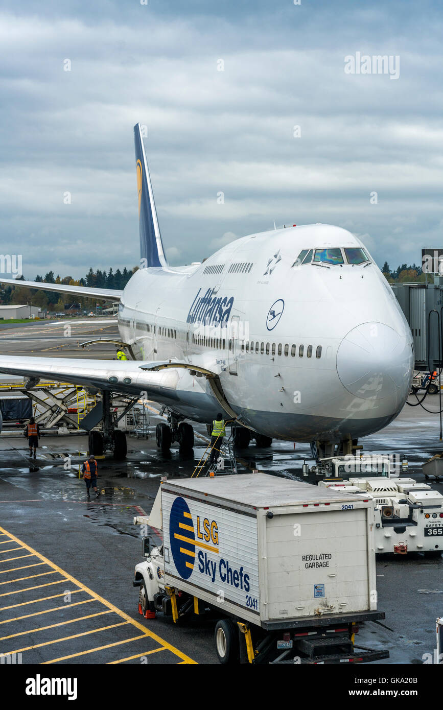 Seattle airplane airport tarmac Stock Photo - Alamy