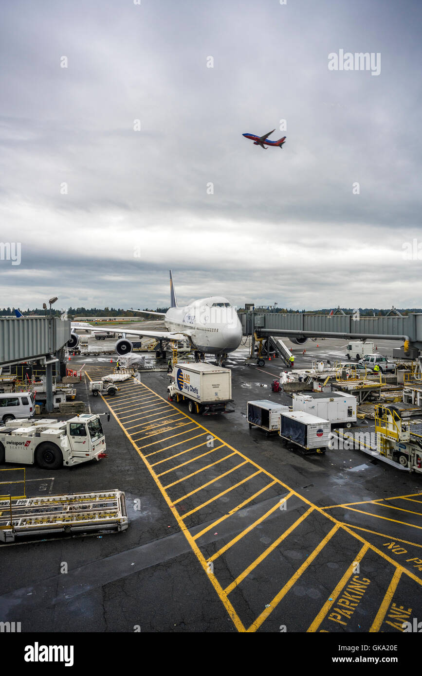 Seattle airplane airport tarmac Stock Photo - Alamy