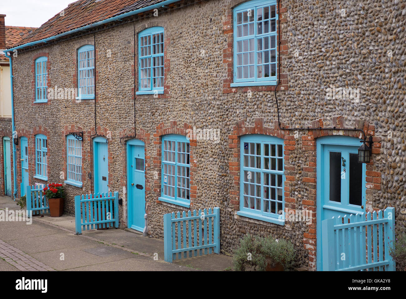 Flint terraced cottages hi-res stock photography and images - Alamy