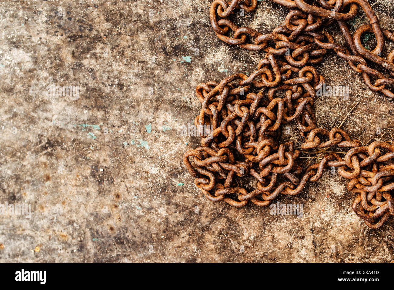 Rusty old chain on obsolete surface as copy space Stock Photo - Alamy