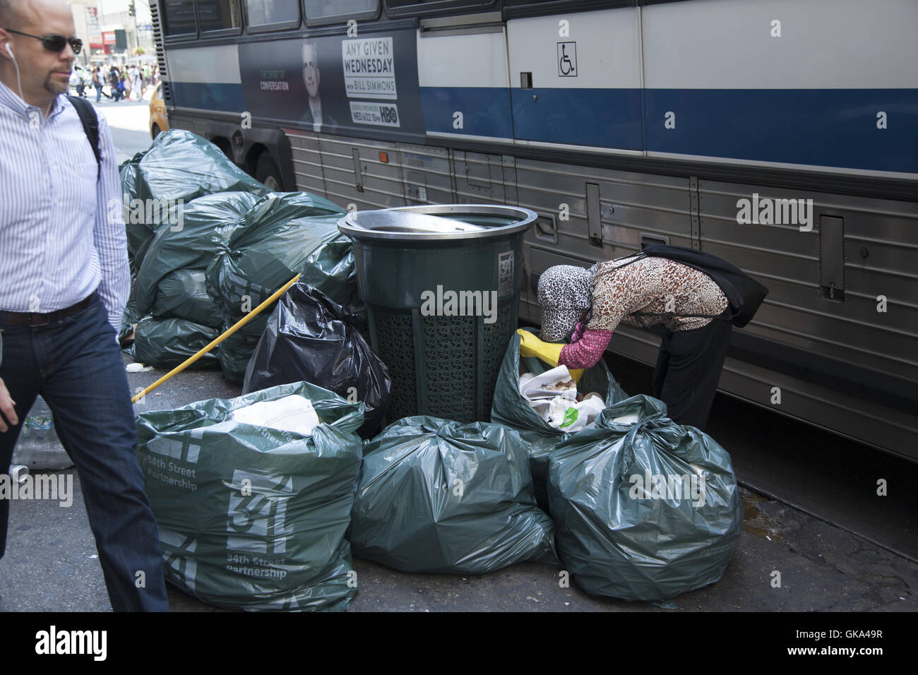 Scavenger garbage hi-res stock photography and images - Alamy