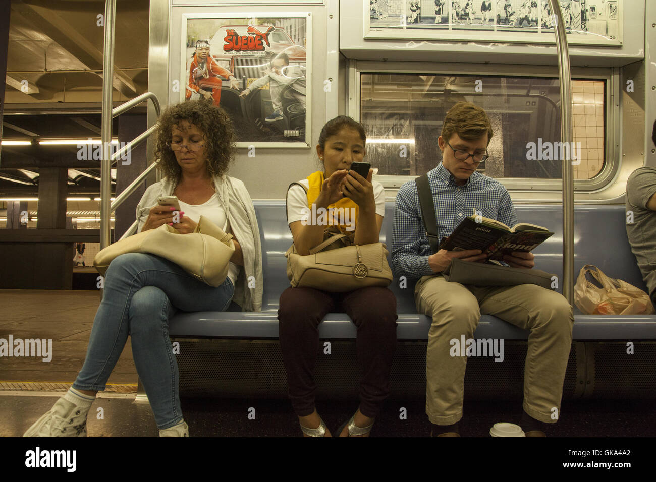 New york subway platform phone hi-res stock photography and images - Alamy