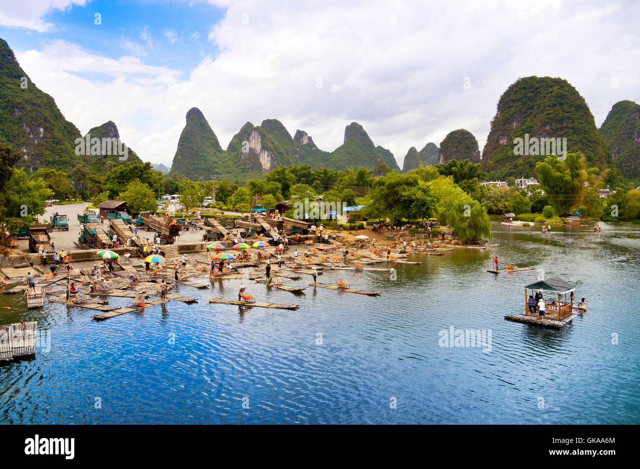 China bamboo forest scenery hi-res stock photography and images - Alamy