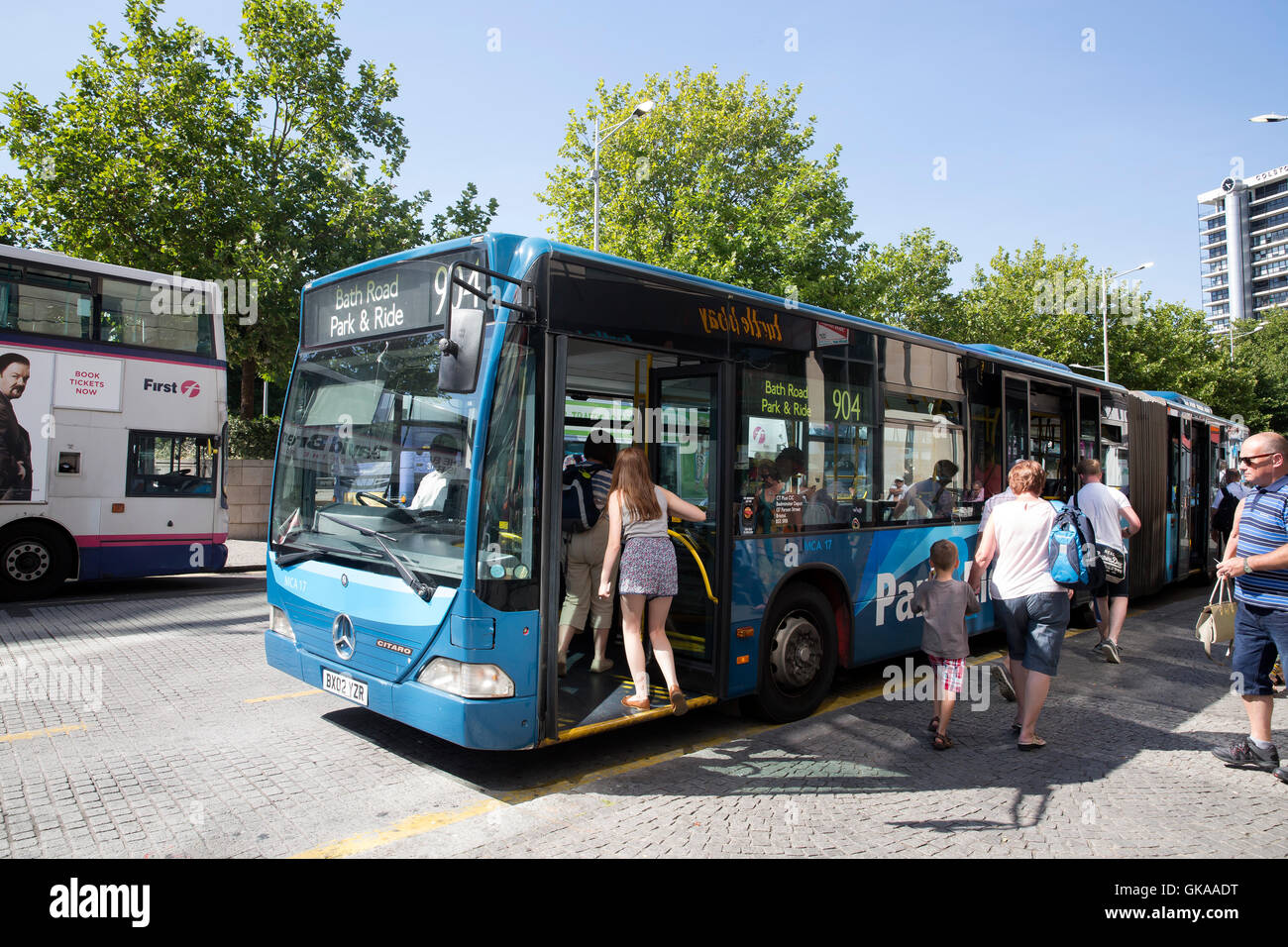 Alight bus hi-res stock photography and images - Alamy