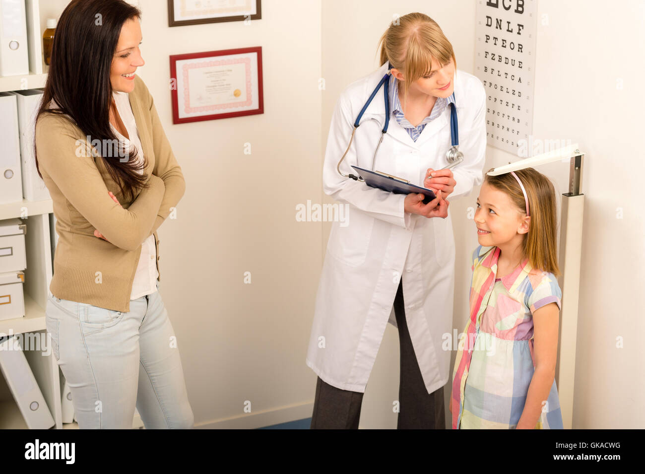Doctor measure height girl hi-res stock photography and images - Alamy