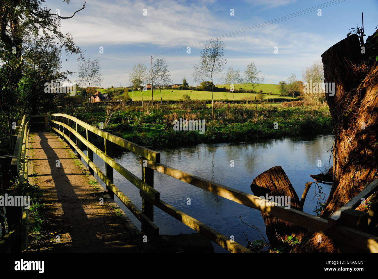Footbridge over the river Avon near Lower Woodford Stock Photo - Alamy