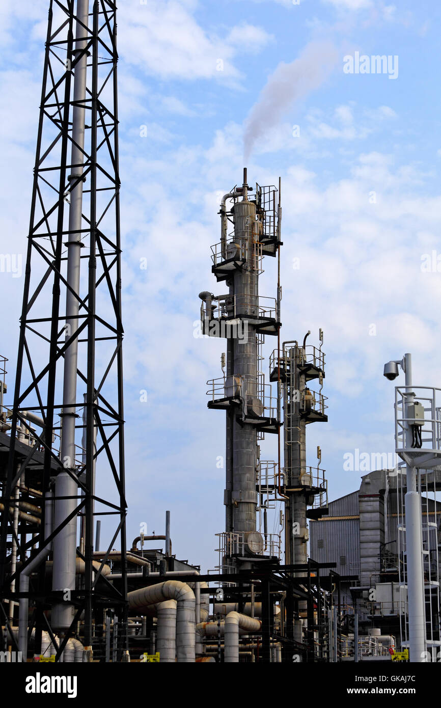 Distillation tower damage hi-res stock photography and images - Alamy