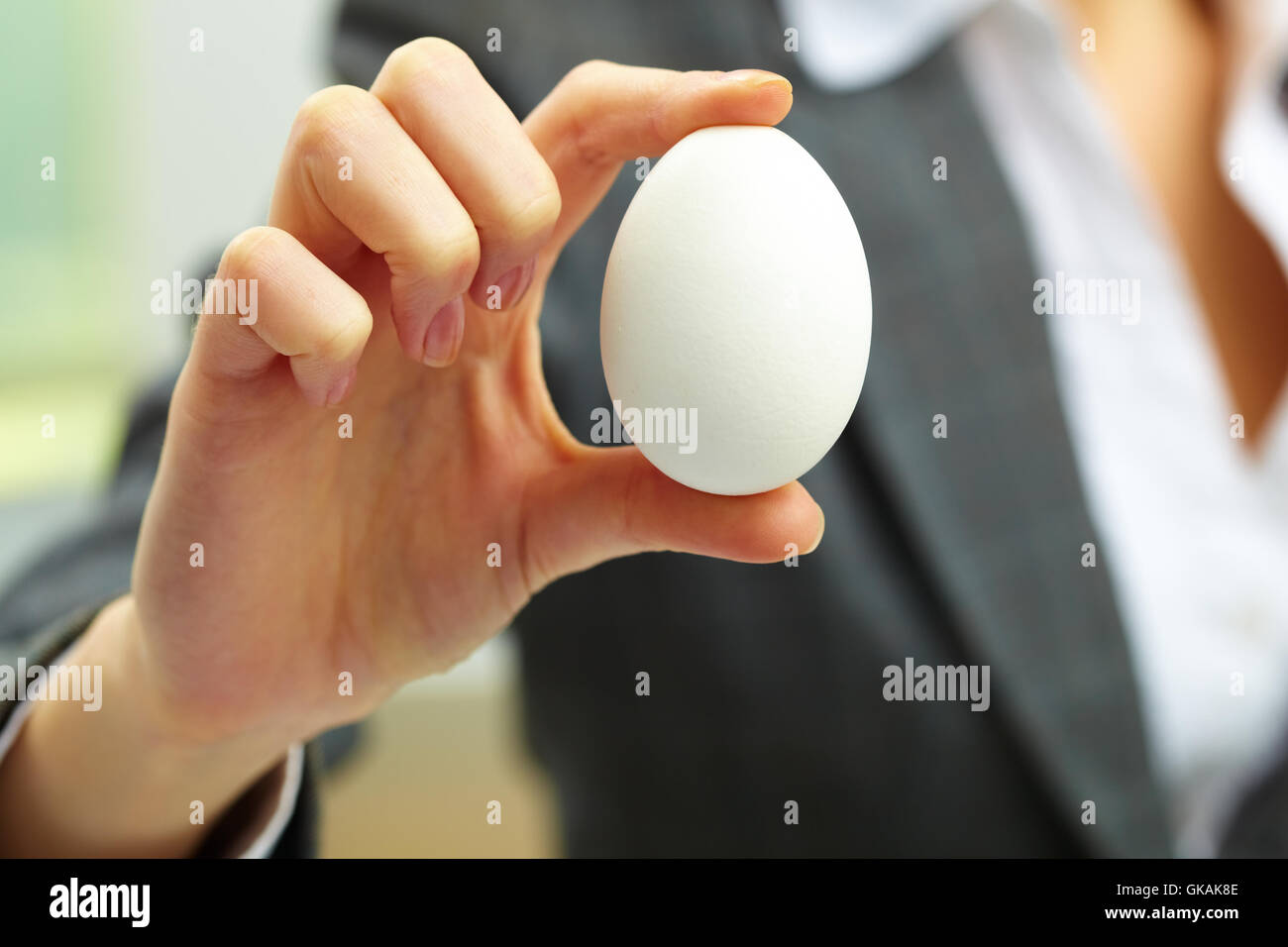 woman present hand Stock Photo - Alamy