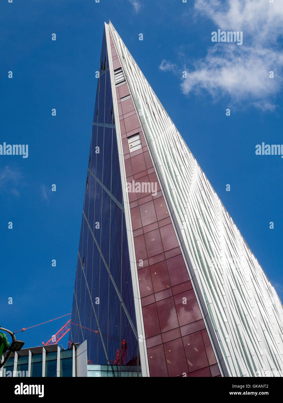 New Building next to Victoria Station Stock Photo - Alamy