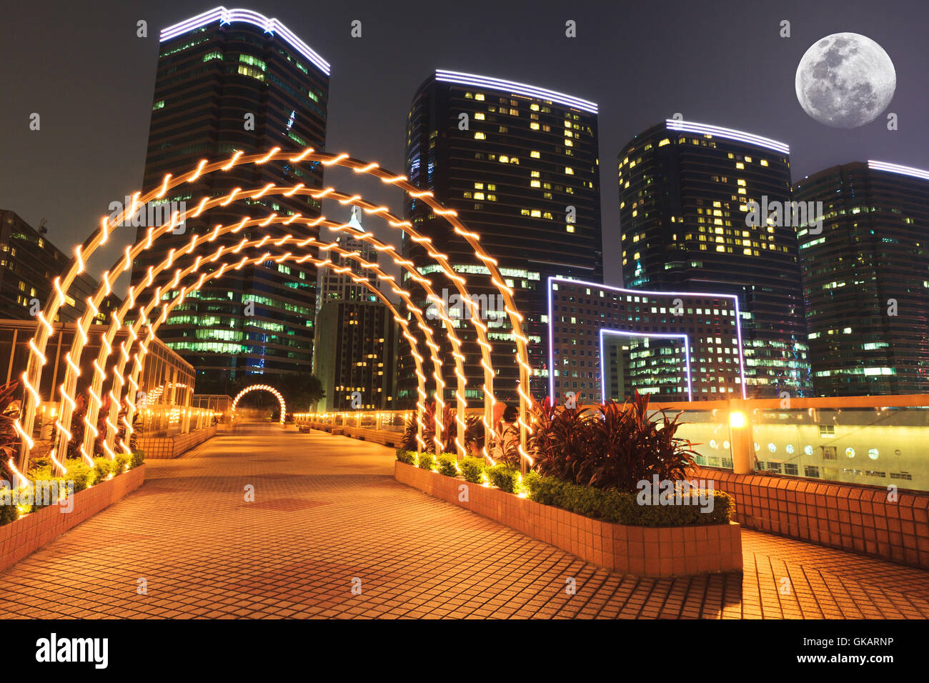 Nighttime city street scene hi-res stock photography and images - Alamy