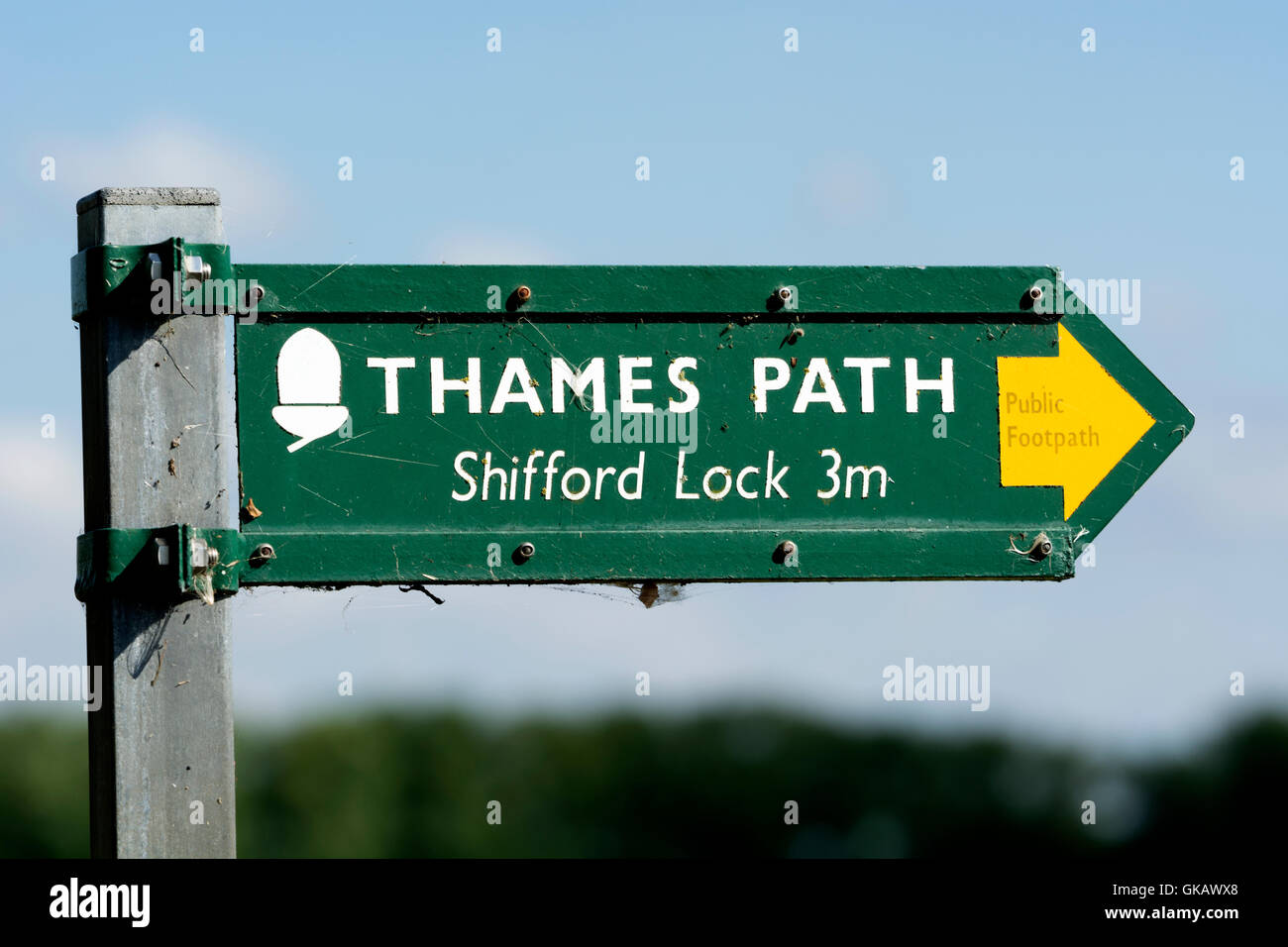 Thames Path sign at Tadpole Bridge, Oxfordshire, England, UK Stock ...