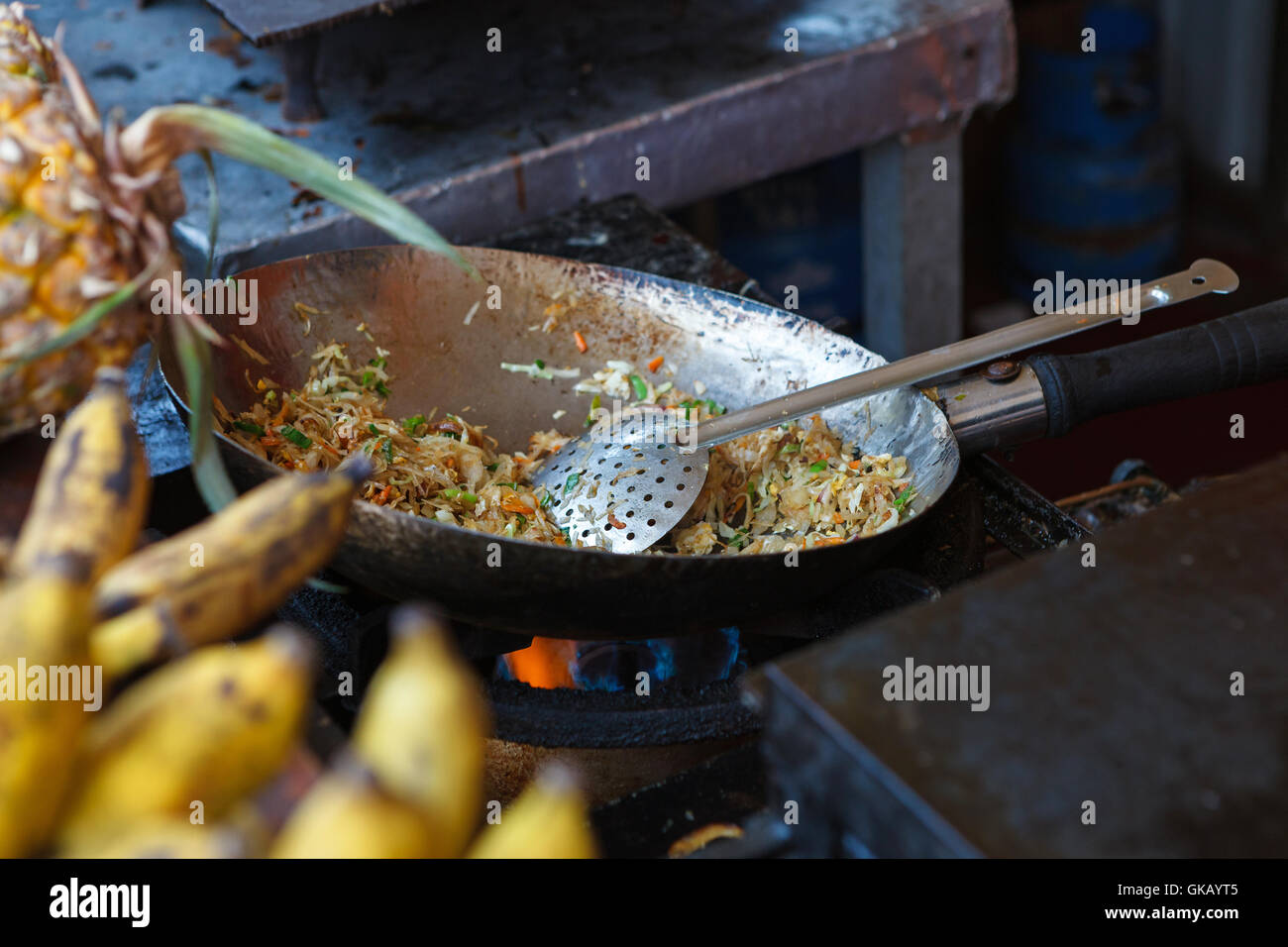 Cooking kottu - Sri Lanka cuisine Stock Photo - Alamy