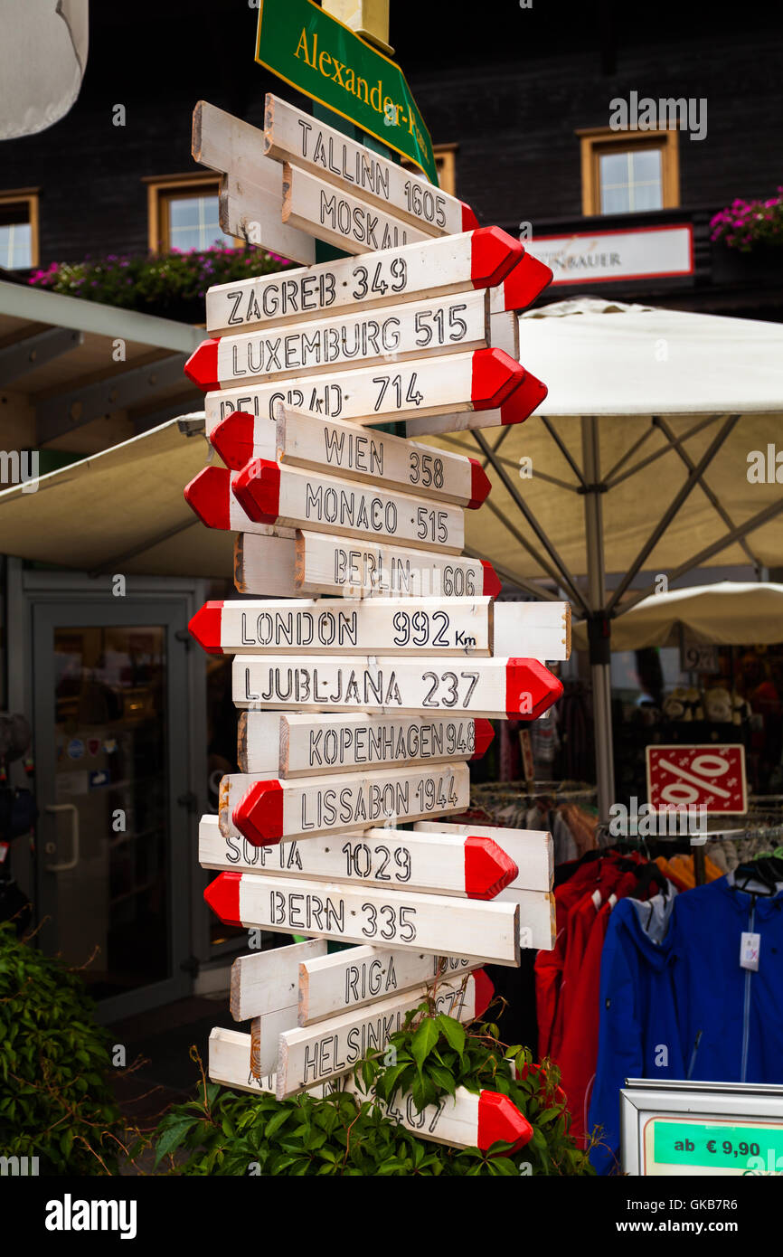 World cities distance sign hi-res stock photography and images - Alamy