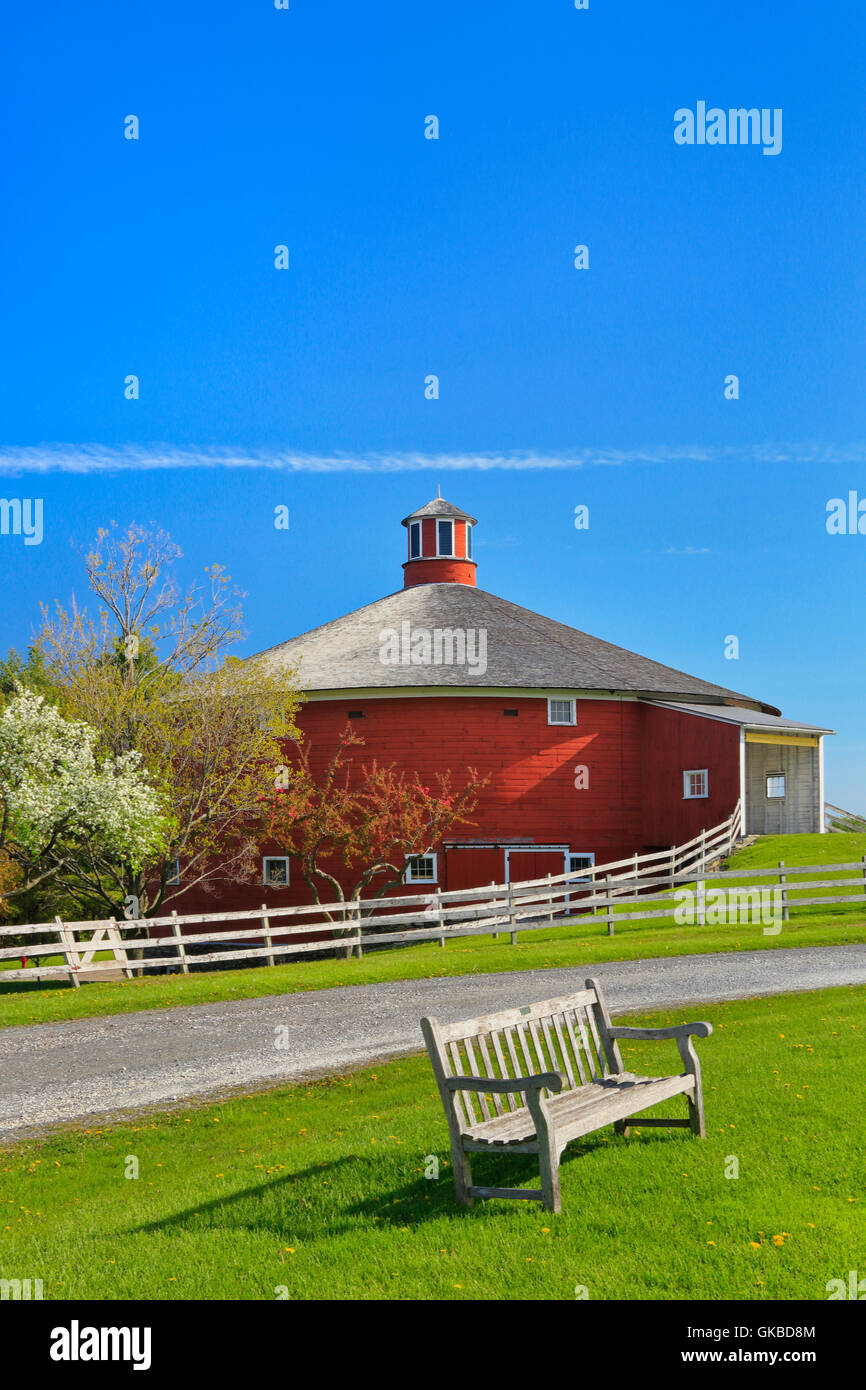 Red round barn hi-res stock photography and images - Alamy