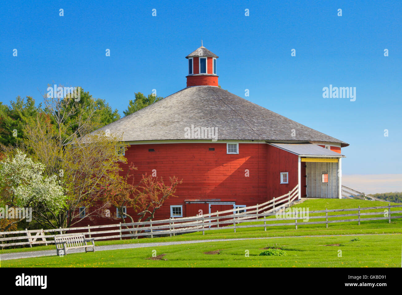 Red round barn hi-res stock photography and images - Alamy