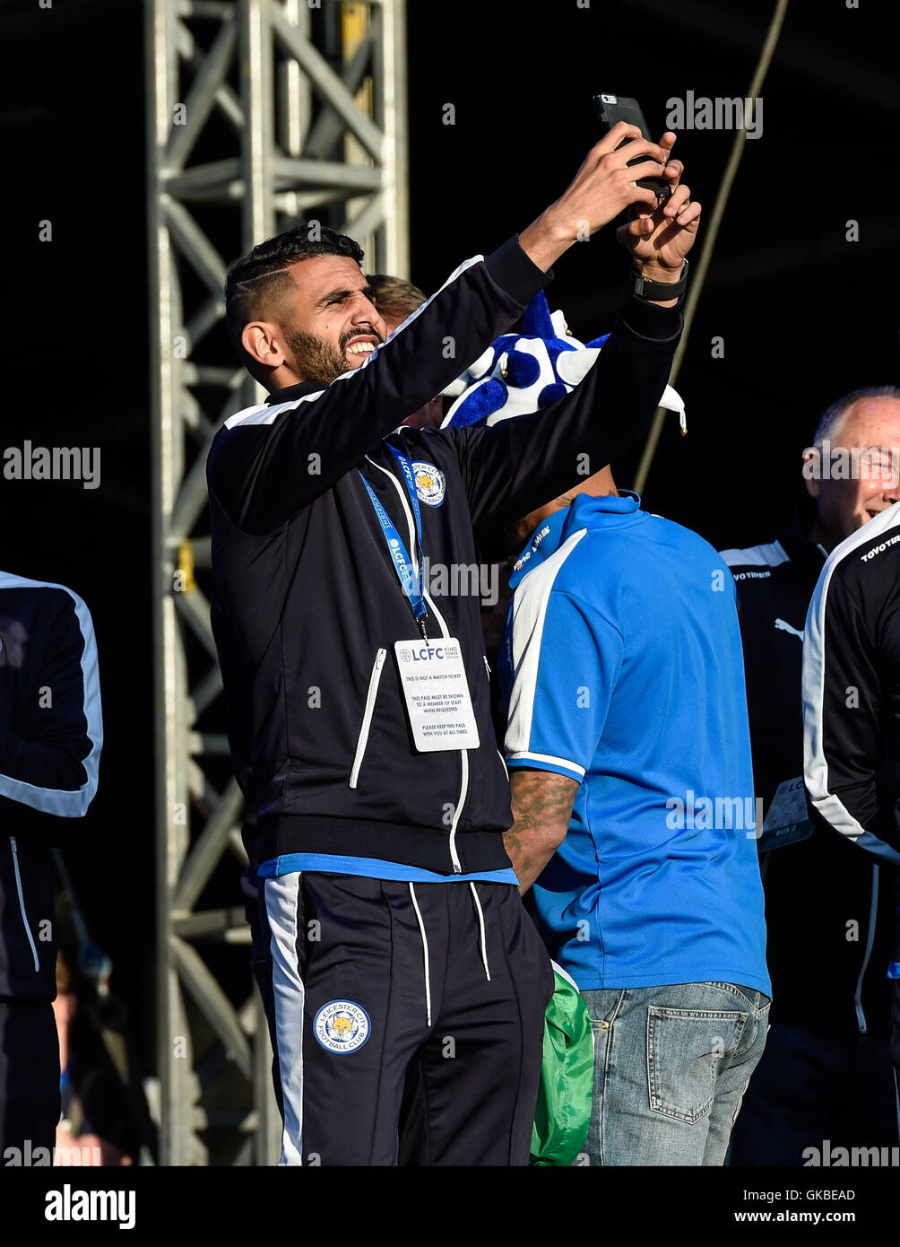 Mahrez leicester premier league trophy hi-res stock photography and ...