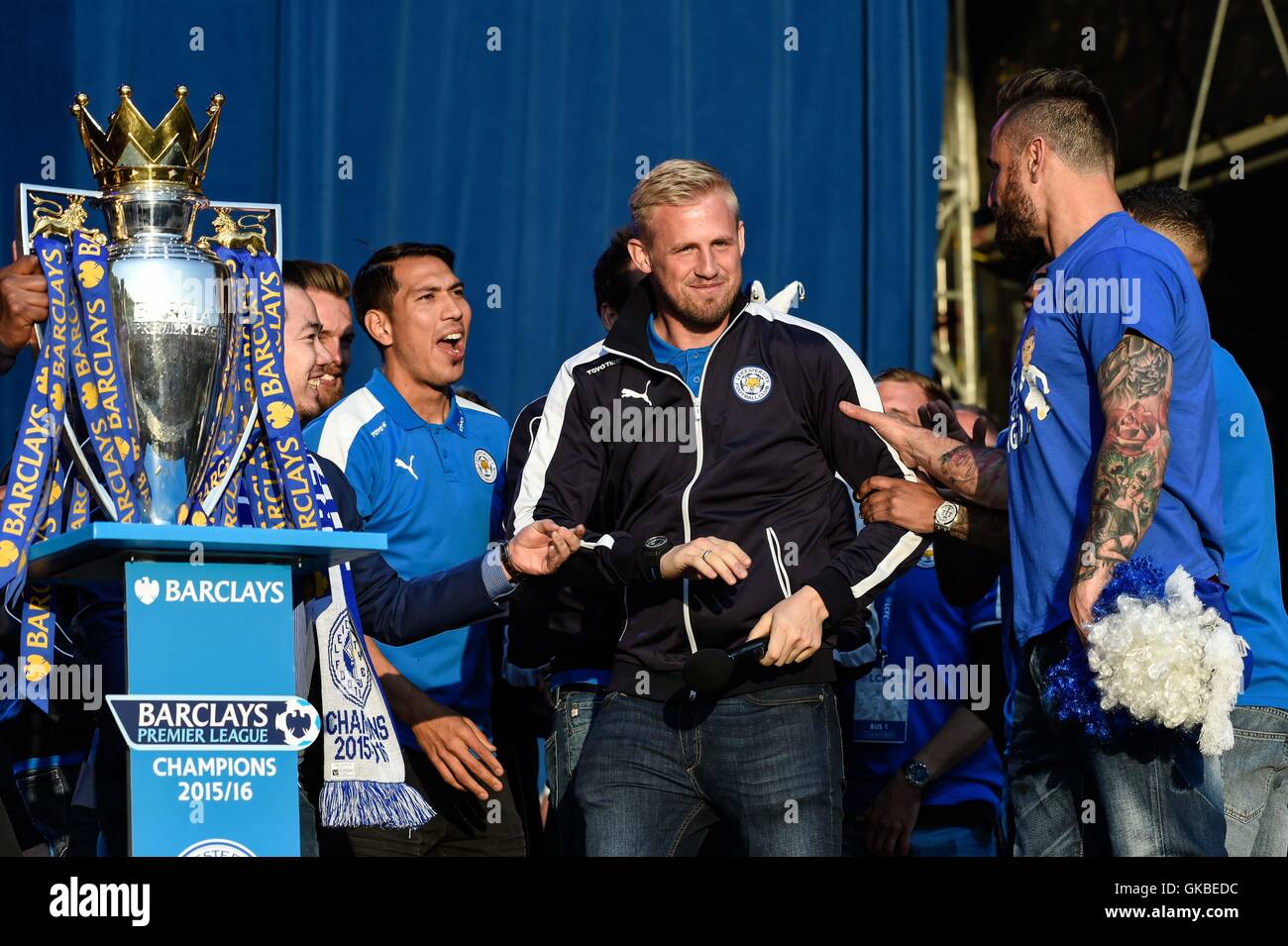 Kasper schmeichel premier league trophy hi-res stock photography and ... Kasper schmeichel premier league trophy hi-res stock photography and ...