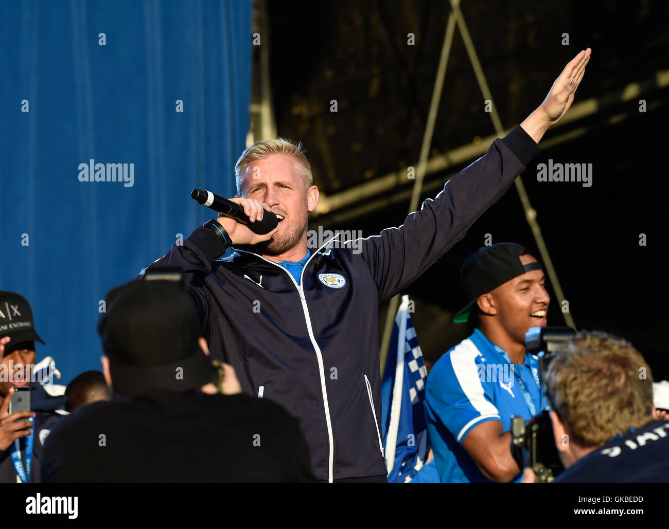 Kasper schmeichel 2016 premier trophy hi-res stock photography and ...