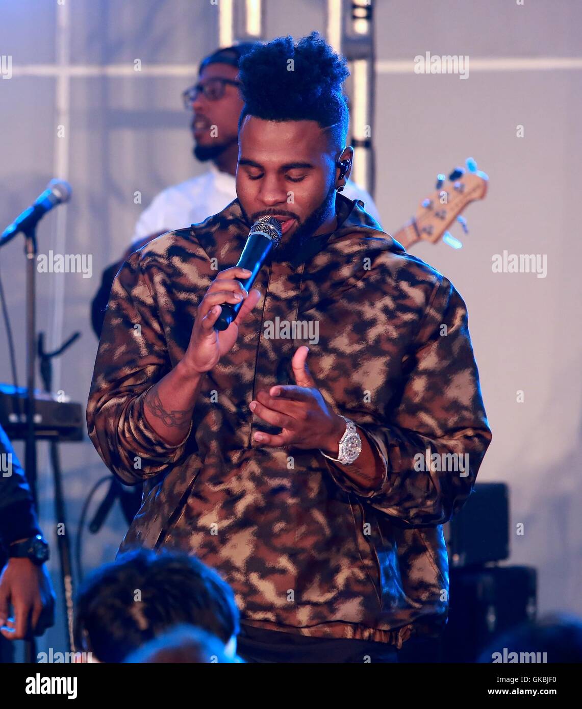 Jason Derulo performs onstage for fans during his rooftop concert at ...