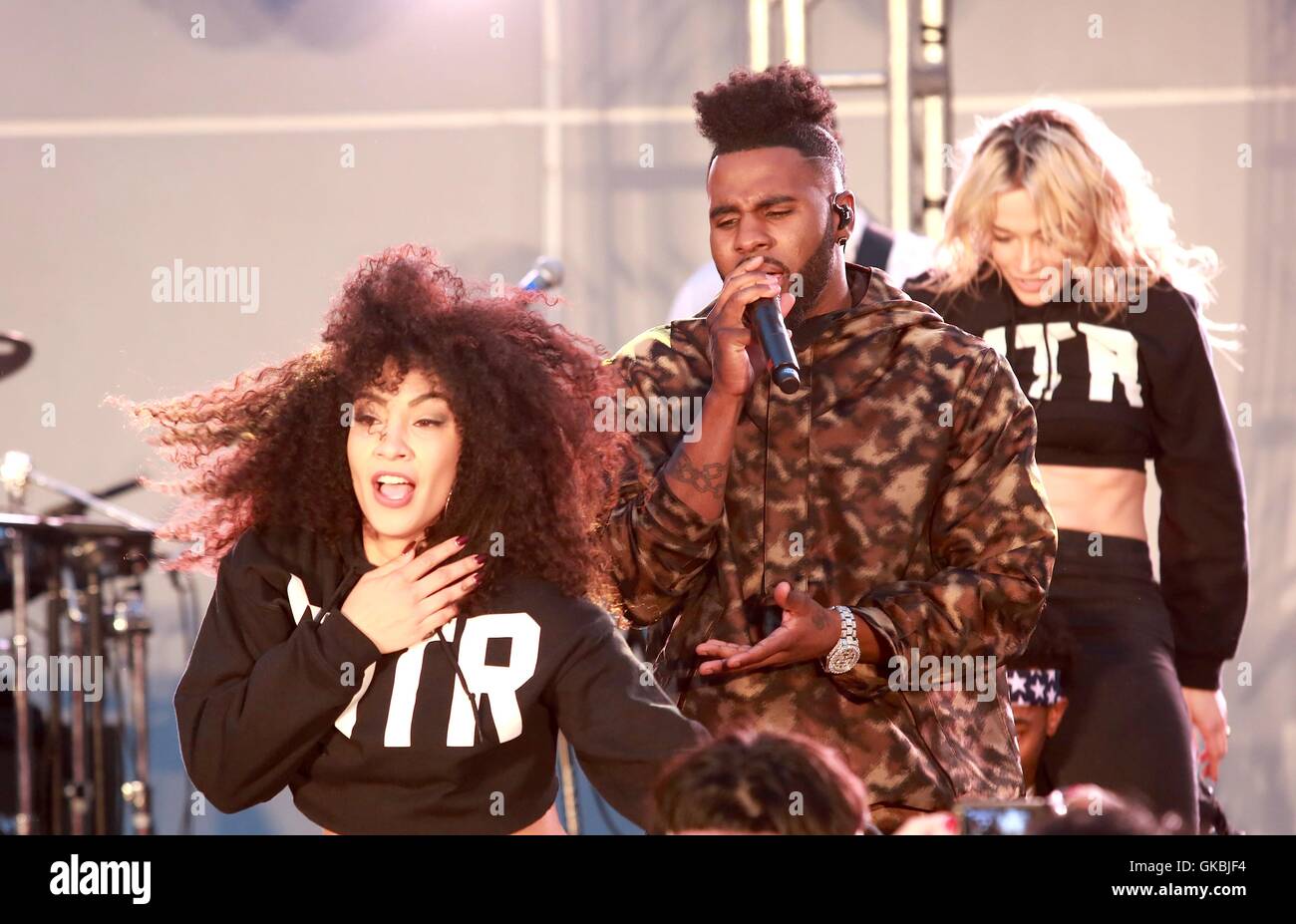Jason Derulo performs onstage for fans during his rooftop concert at ...