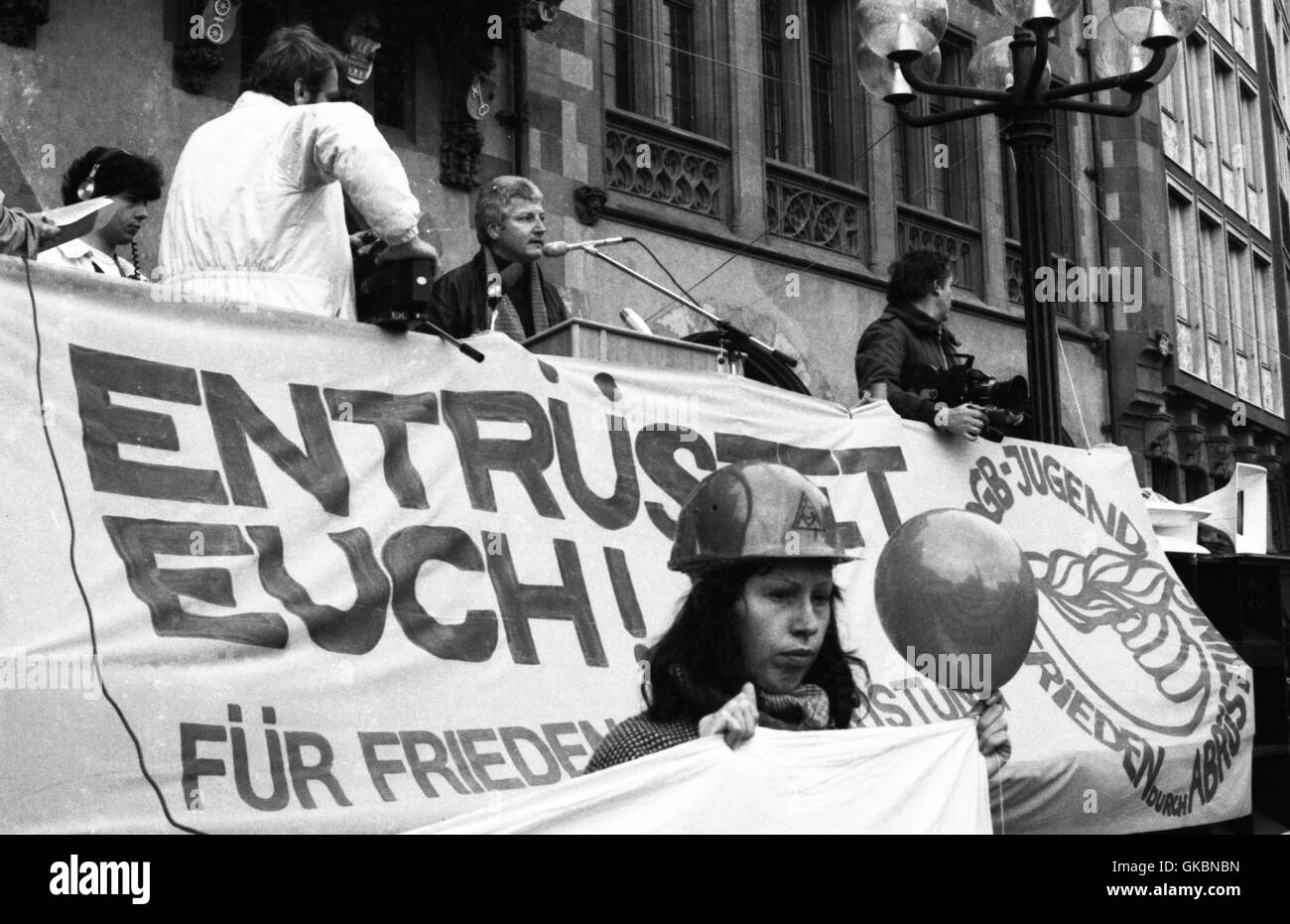 The Confederation of German Trade Unions (DGB) organized a peace ...