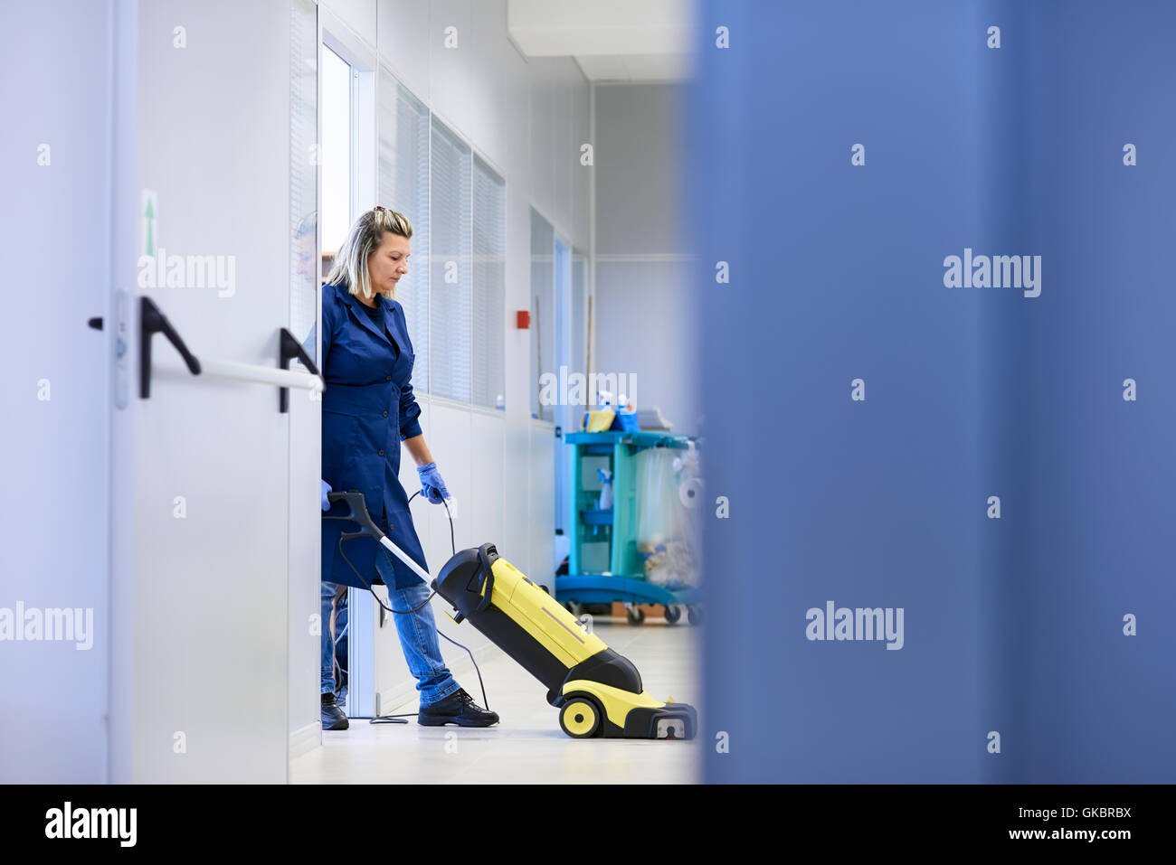Office cleaner and night hi-res stock photography and images - Alamy