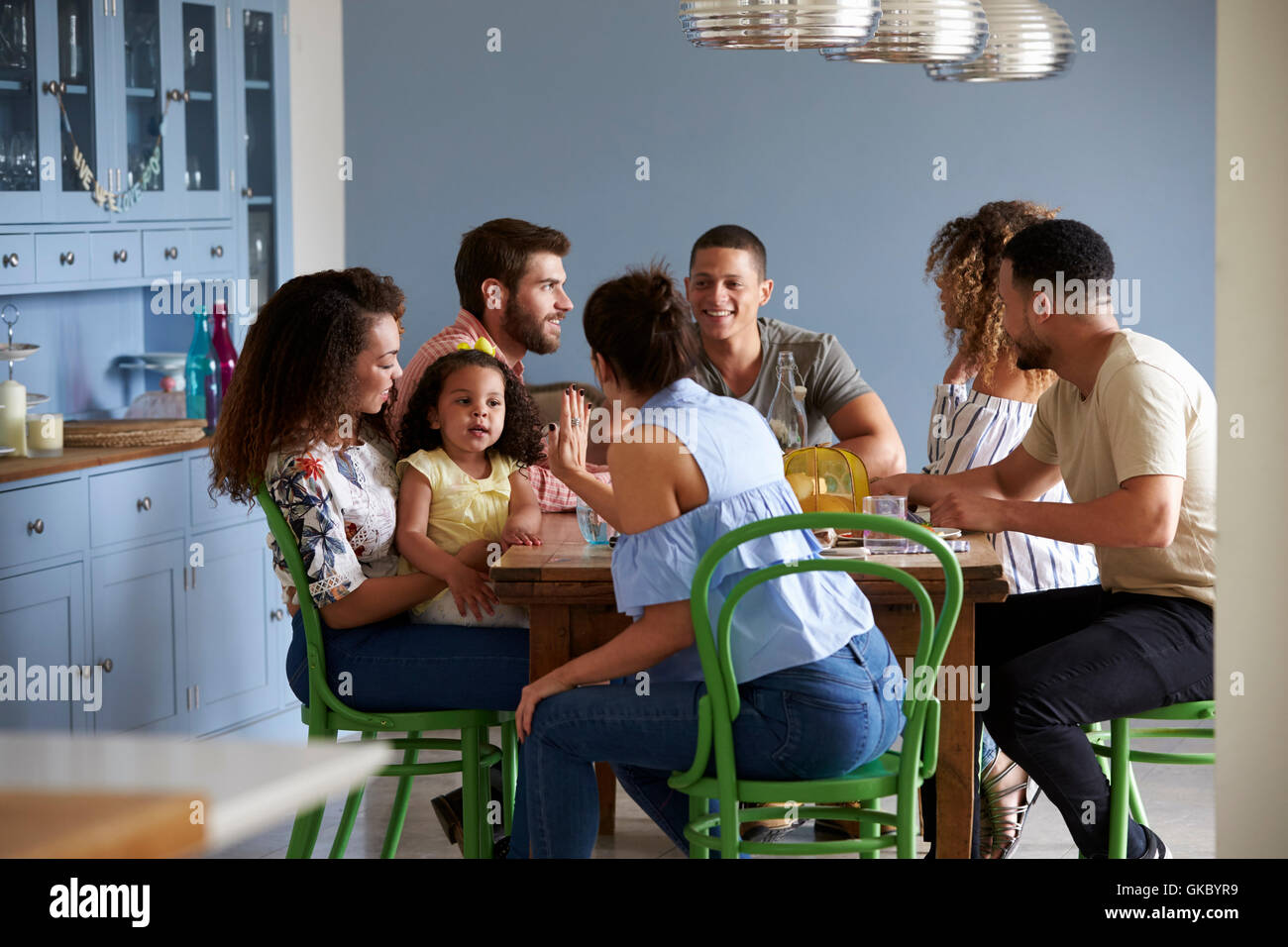 Friends around dining table home hi-res stock photography and images ...
