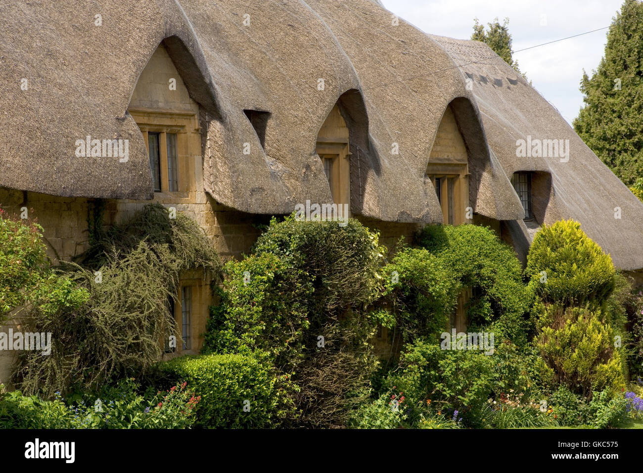 Thatched cottages cotswolds hi-res stock photography and images - Alamy
