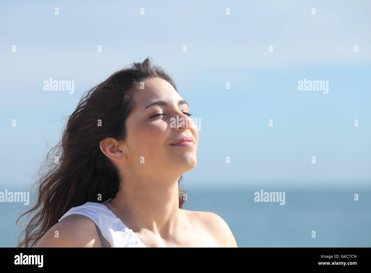 Woman laugh young beach hi-res stock photography and images - Alamy