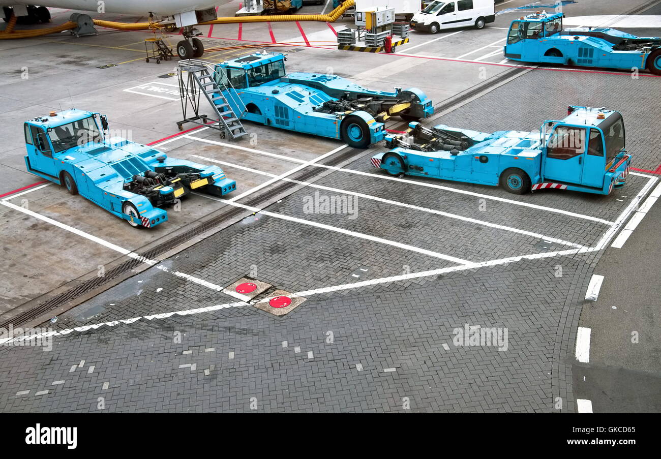 Towbarless Pushback tractors in airports Stock Photo - Alamy