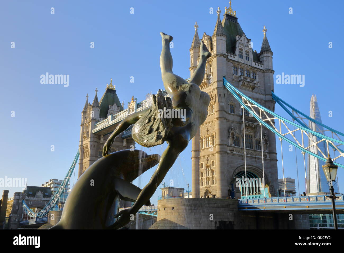 Statue in fountain tower bridge hi-res stock photography and images - Alamy