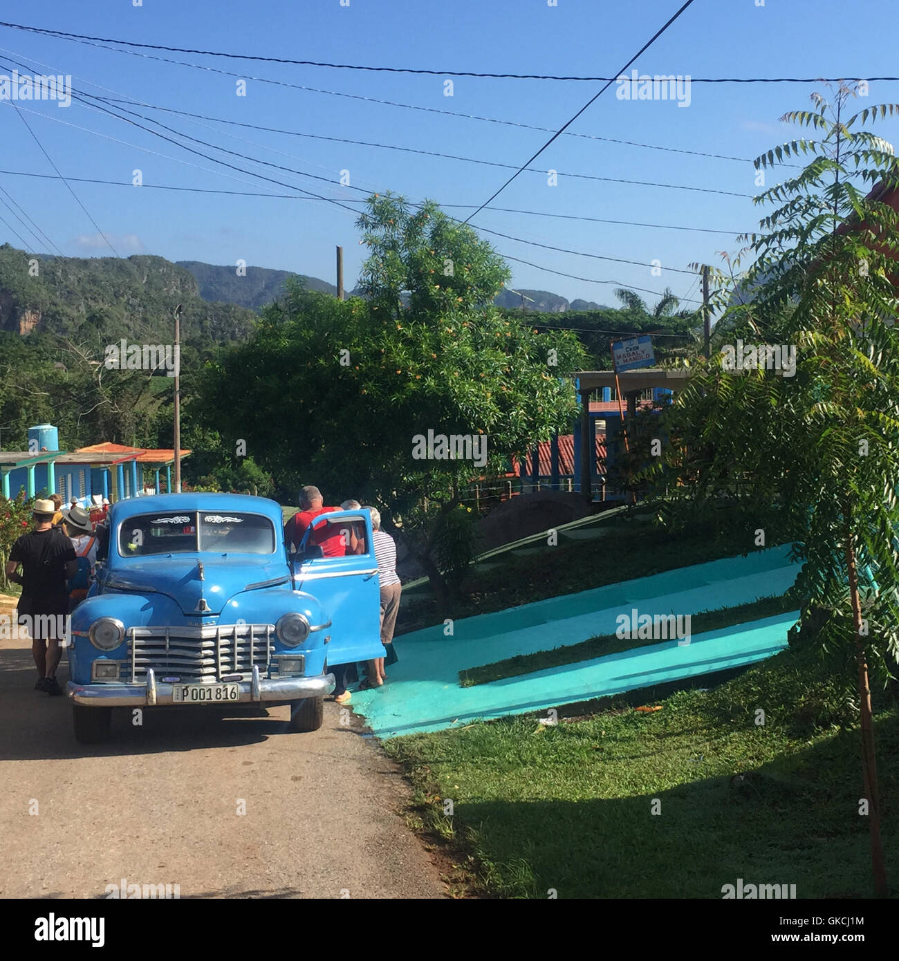 Getting in a car street residential hi-res stock photography and images ...