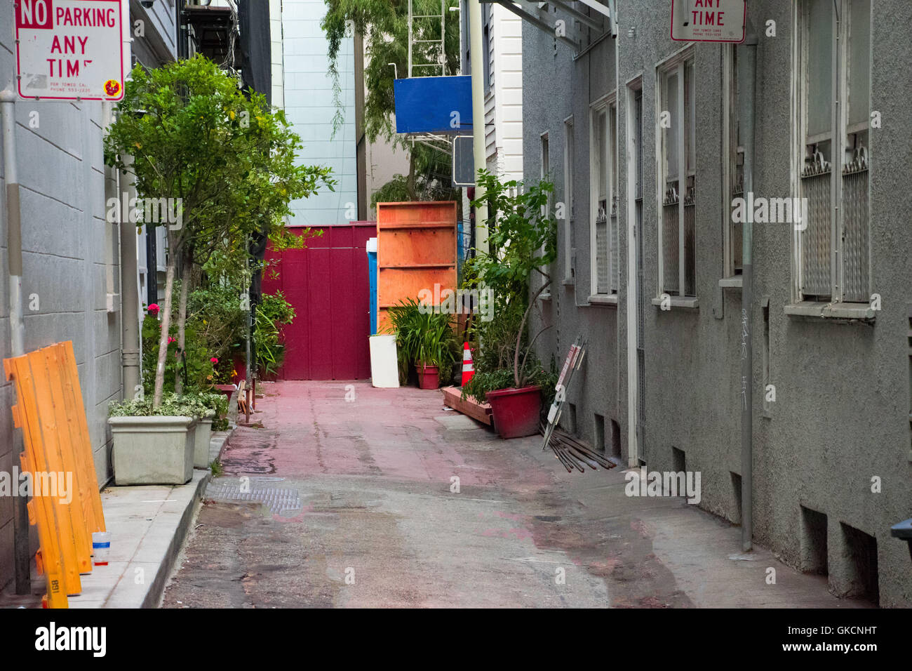 Back street alley way hi-res stock photography and images - Alamy