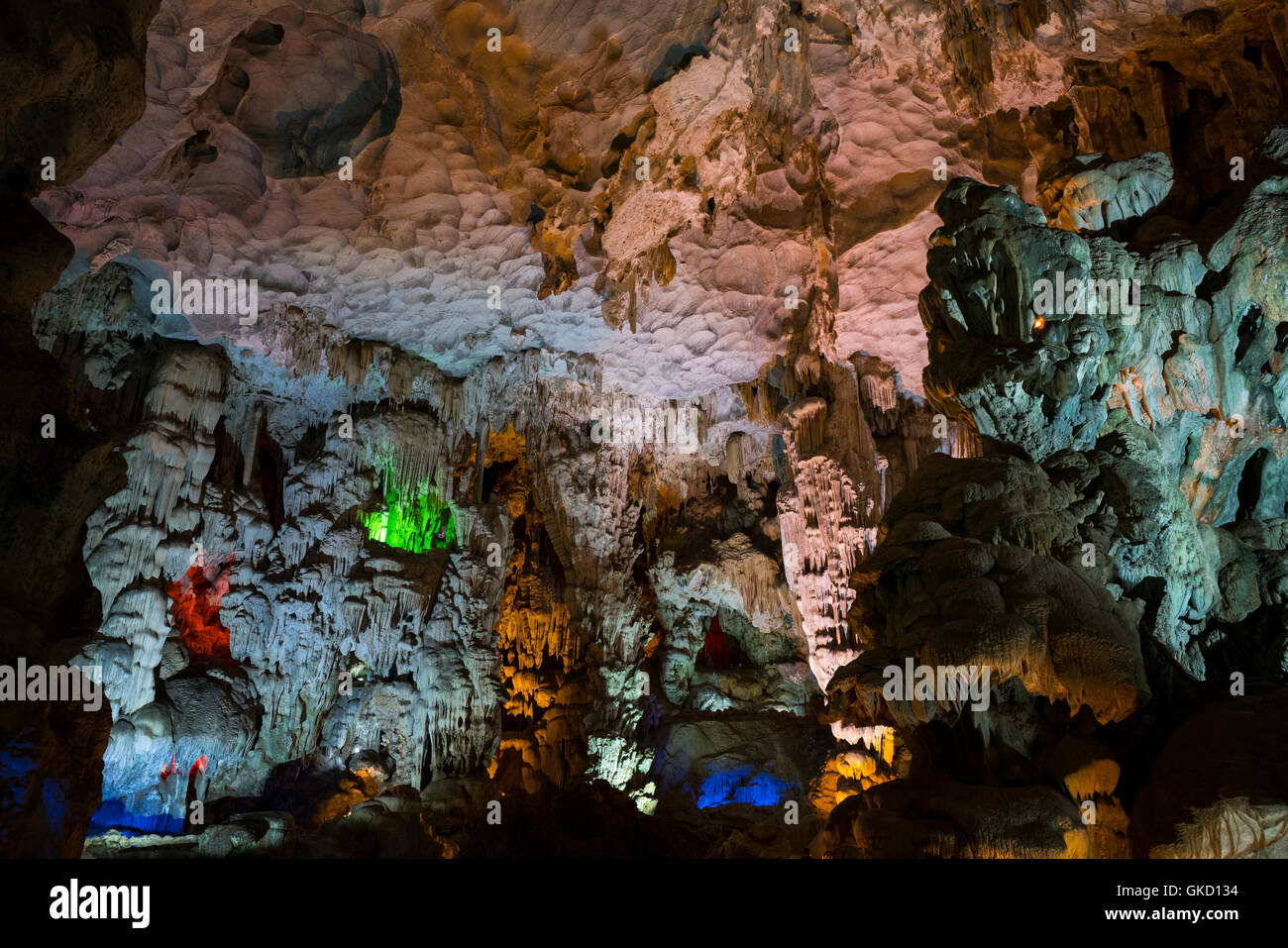 Tim Dong Cung cave in Halong Bay, Vietnam Stock Photo - Alamy
