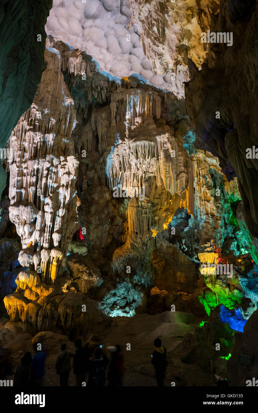Tim Dong Cung cave in Halong Bay, Vietnam Stock Photo - Alamy