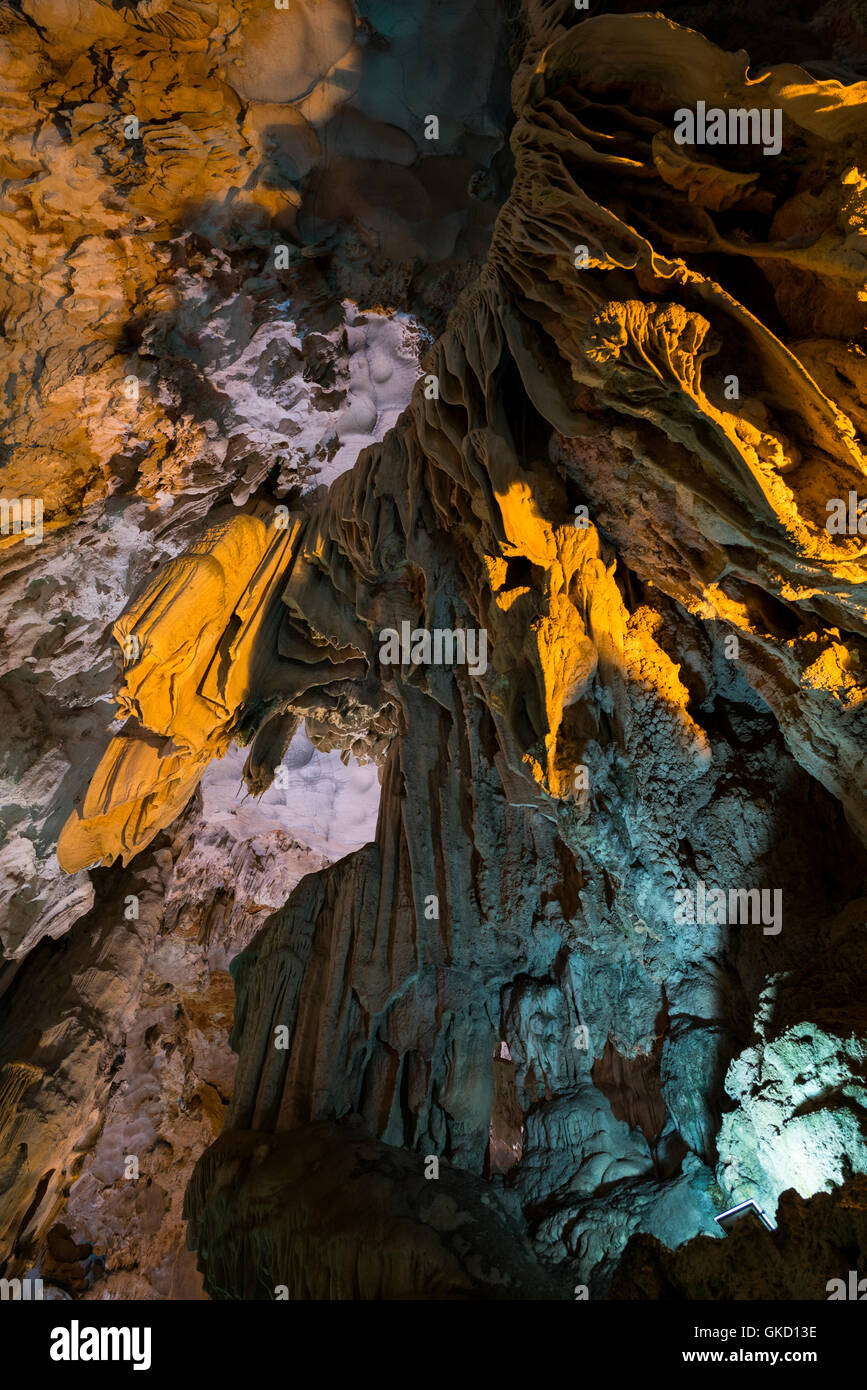 Tim Dong Cung cave in Halong Bay, Vietnam Stock Photo - Alamy