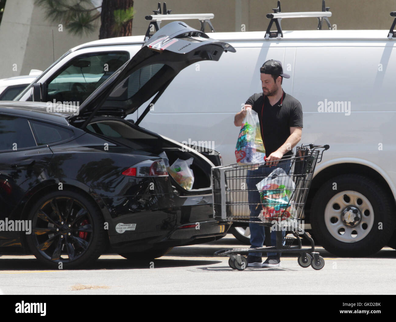 Mike Comrie shopping at Ralphs, in Los Angeles, CA. Featuring: Mike ...